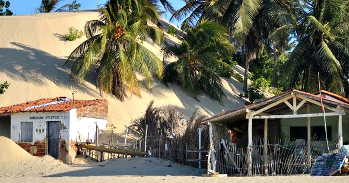 G1 - Dunas avançam sobre casas e rua de acesso a praias de Paracuru, no ...