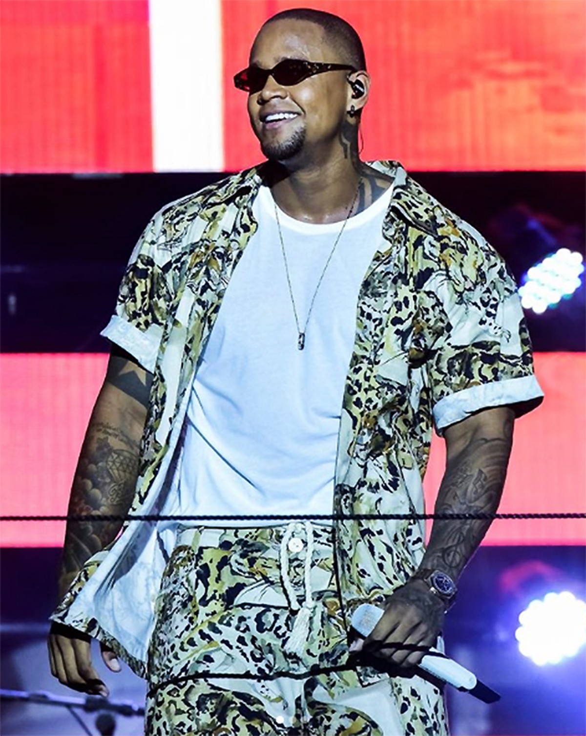 Léo Santana transita entre pagode, forró e funk em gravação de show no ...