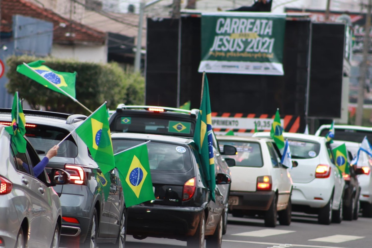 Carreata para Jesus leva fiéis às ruas para celebração no estilo 'drive ...