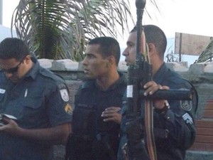 G1 - PM apreende réplica de fuzil no 2º Distrito de Cabo Frio, no RJ ...