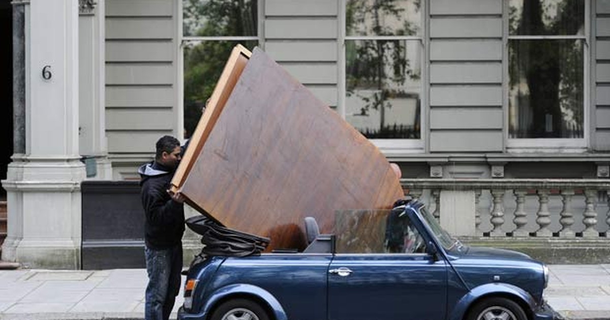 G1 - Dupla é flagrada carregando peça de madeira gigante em mini ...