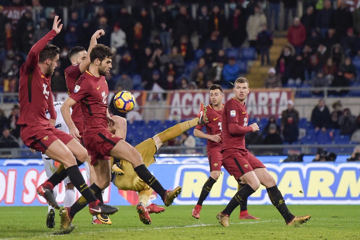 Roma comemora gol duas vezes por causa do VAR e vence o Cagliari em ...