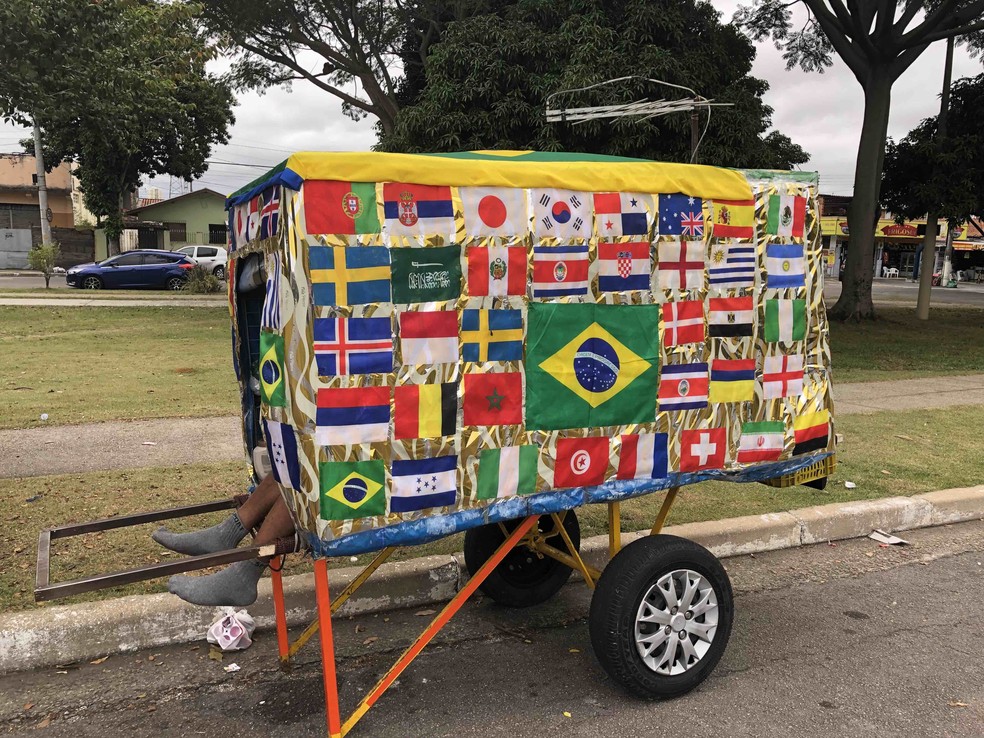 Lar de catador de recicláveis, 'carroça da Copa' é equipada com antena ...
