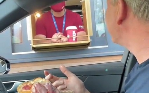 Vídeo: Chef Gordon Ramsay come em fast-food e reclama de sanduíche para ...