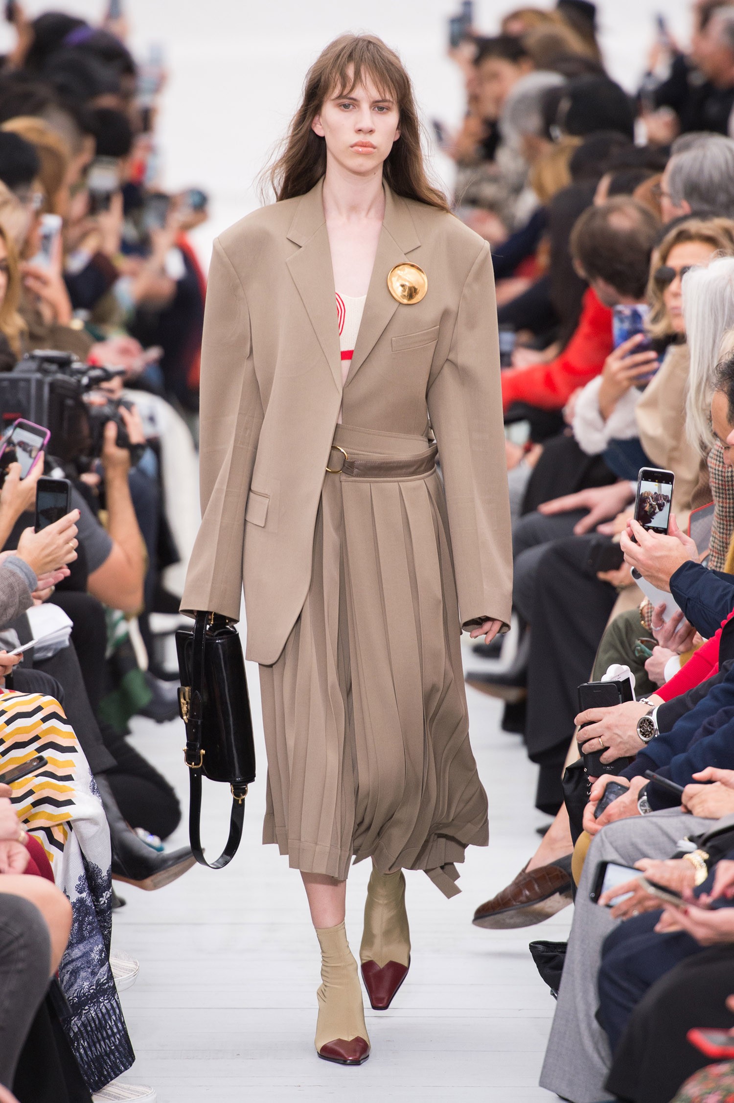 Céline brinca com o oversized de maneira fluida e suave no verão 2018 ...