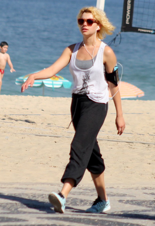 Bruna Linzmeyer surge de visual novo durante passeio na praia - Quem ...