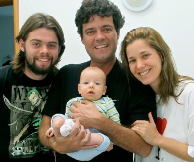 Felipe Camargo apresenta, orgulhoso, seu filho Antônio. Foto - Patrícia ...