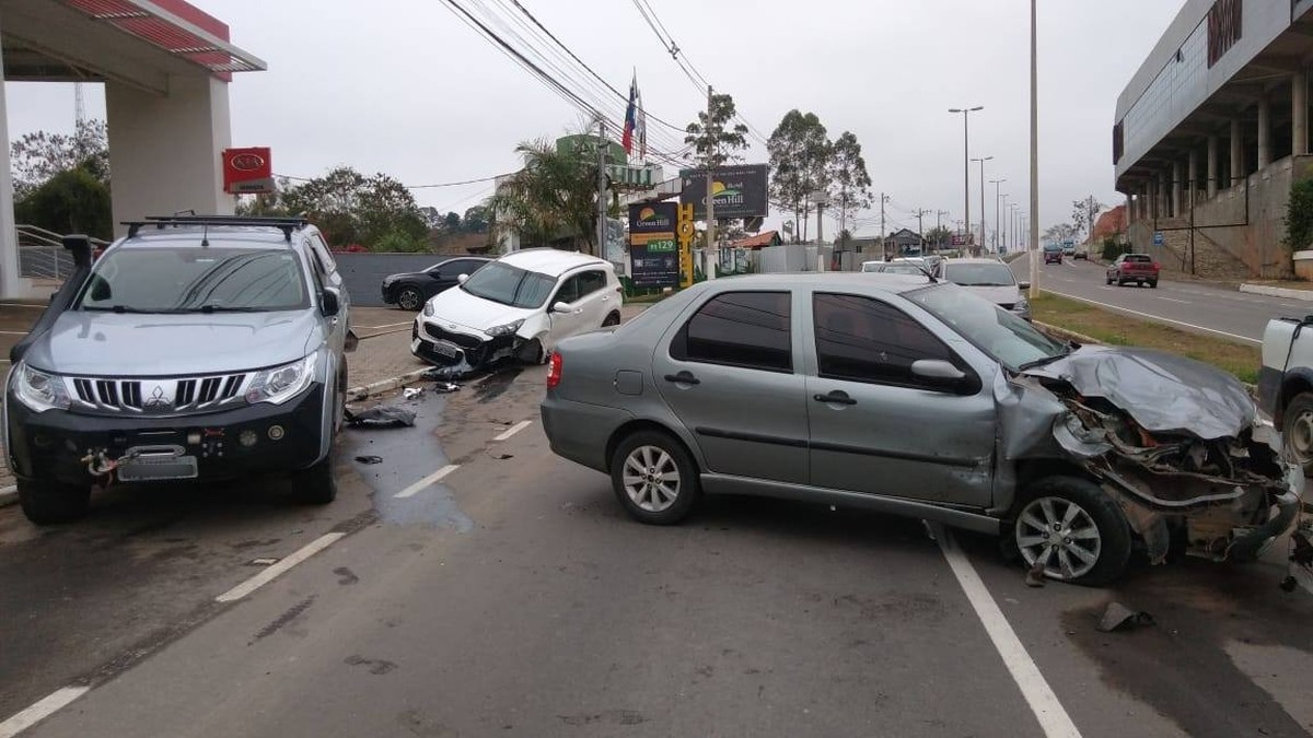 Acidente envolvendo três carros causa lentidão na Avenida Deusdedith ...