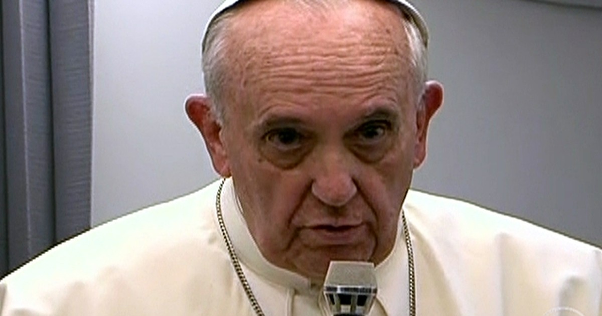 G1 - Papa põe bola em altar durante oração em igreja de Roma - notícias ...