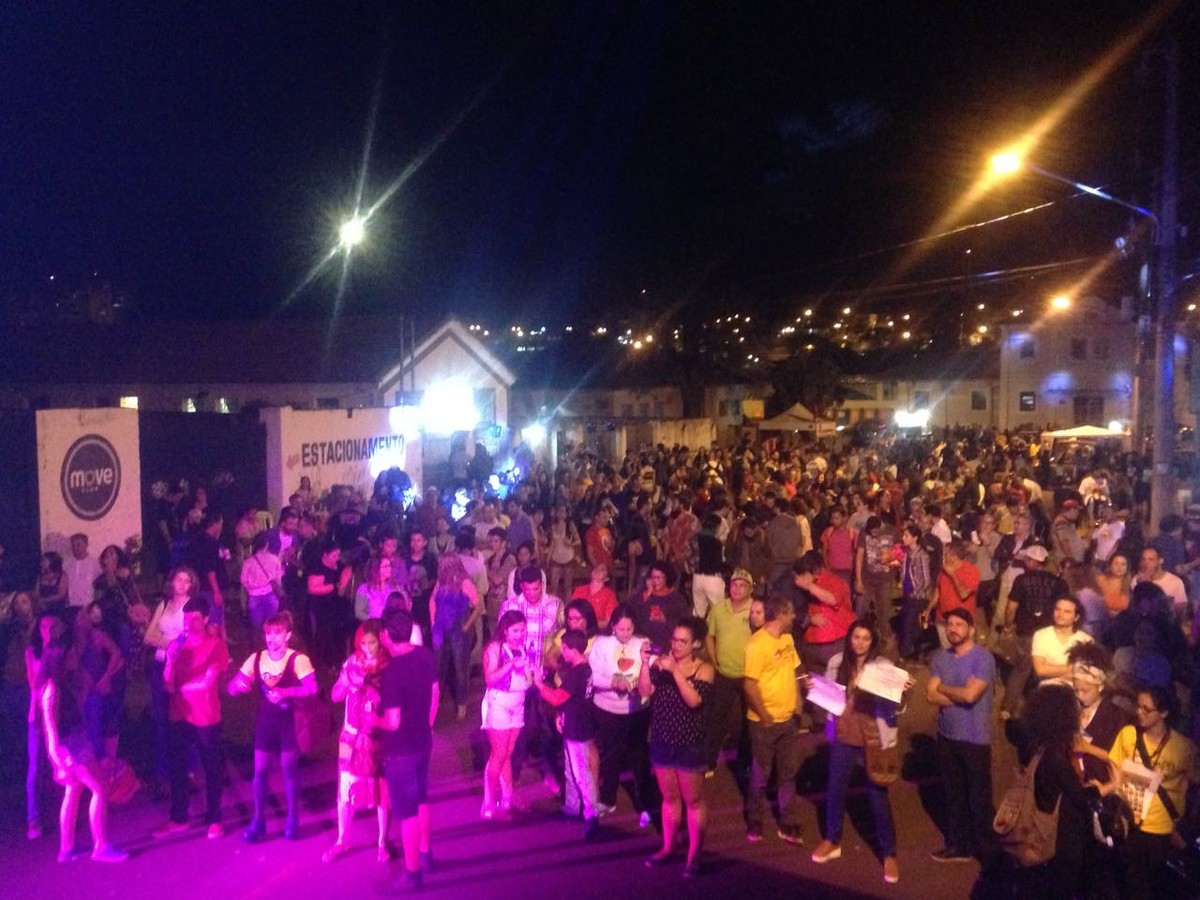 Artistas fazem protesto cultural contra governo Temer em Campo Grande ...