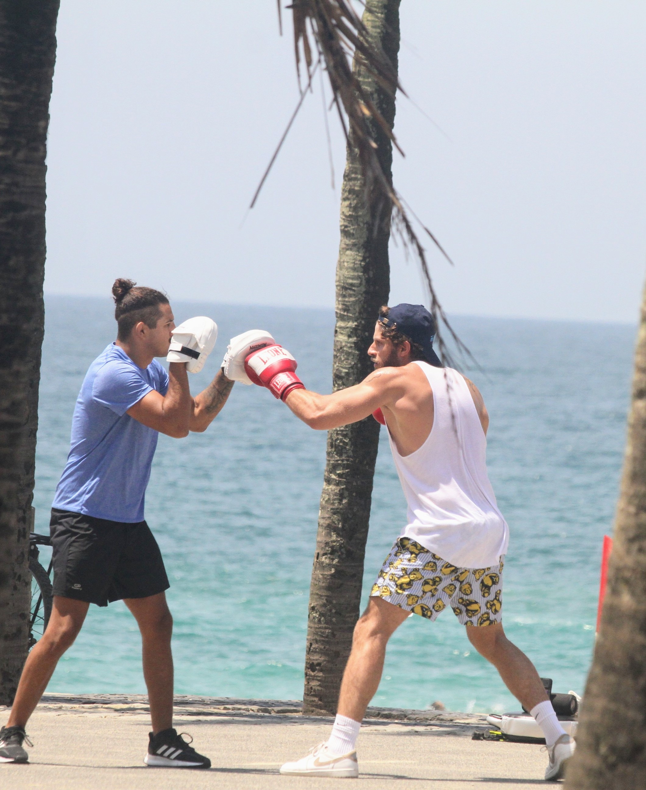 Chay Suede treina boxe e se refresca no mar em dia de praia no Rio ...