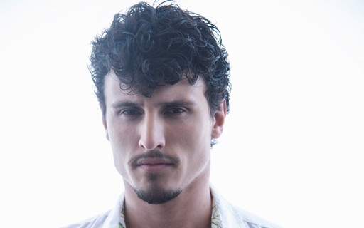 Marcéu Pierrotti vive três personagens na série Pela Fechadura - GQ ...