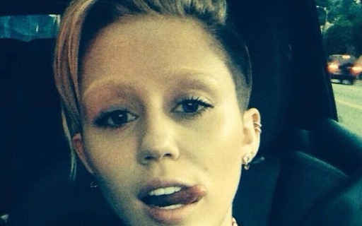 Oi? Miley Cyrus faz pose no carro e exibe sobrancelhas platinadas ...