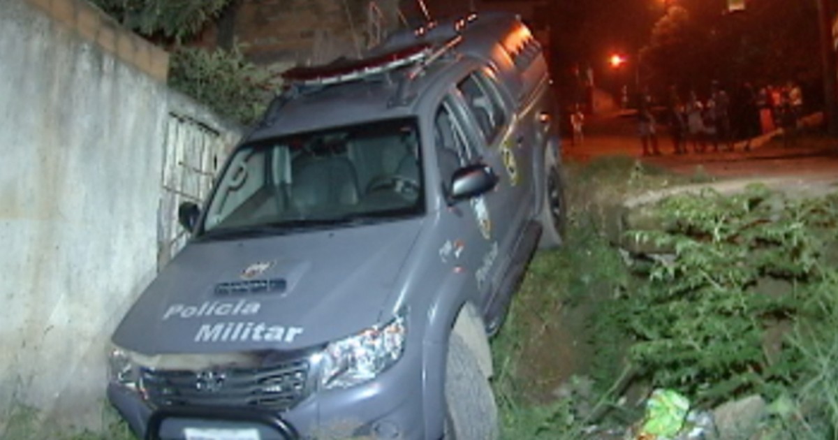 G1 - Desgovernado, carro da PM do ES desce ladeira e cai em buraco - notícias em Espírito Santo