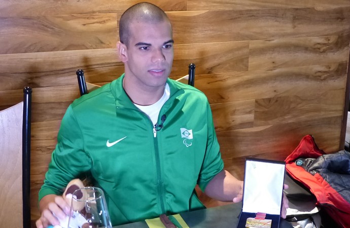 Papo aberto: Andre Brasil fala sobre reconhecimento, críticos, filho e mais