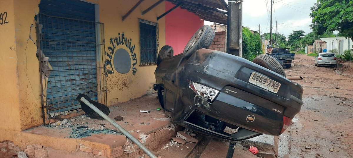 Motorista perde controle, capota veículo e atropela pedestre no bairro Jutaí, em Santarém ...