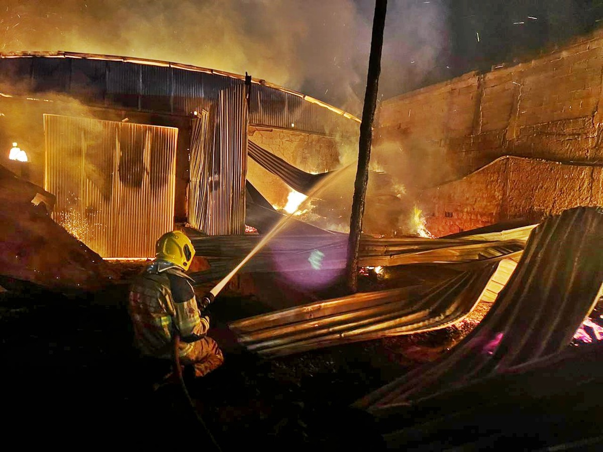 Incêndio de grandes proporções atinge marcenaria de Arceburgo, MG | Sul ...