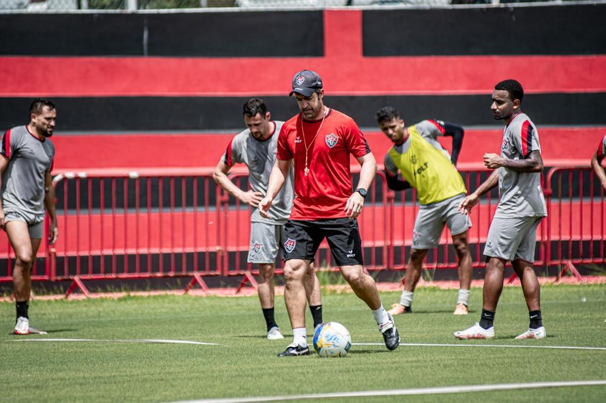 Burse comanda segundo treino com bola do Vitória após reapresentação ...