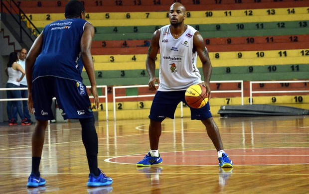 Bauru tem a volta de Larry Taylor para duelo com Limeira pelo Paulista ...