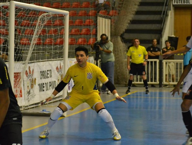 Há 9 anos sem refrigerante, goleiro do Timão curte ótima forma aos 41 ...