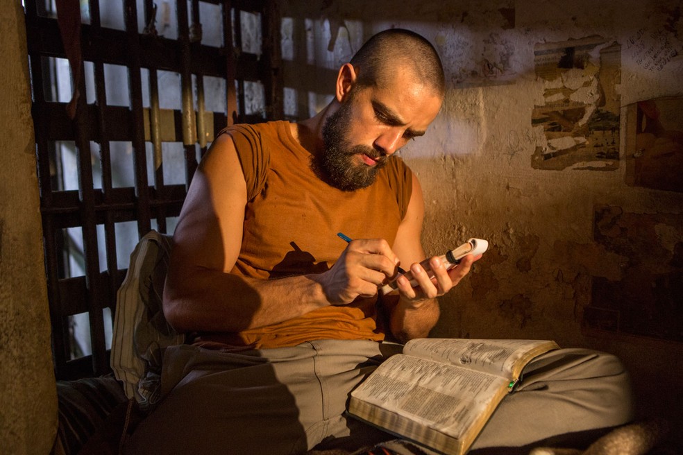 César começa a mudar comportamento para ganhar liberdade | Vem por aí ...