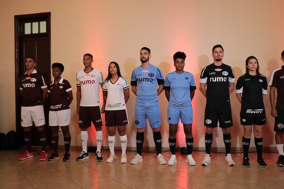 Inspirada na década de 1960, Ferroviária apresenta uniformes para ...