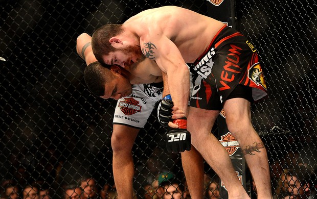 Morango começa bem, mas é finalizado por Miller no primeiro round ...