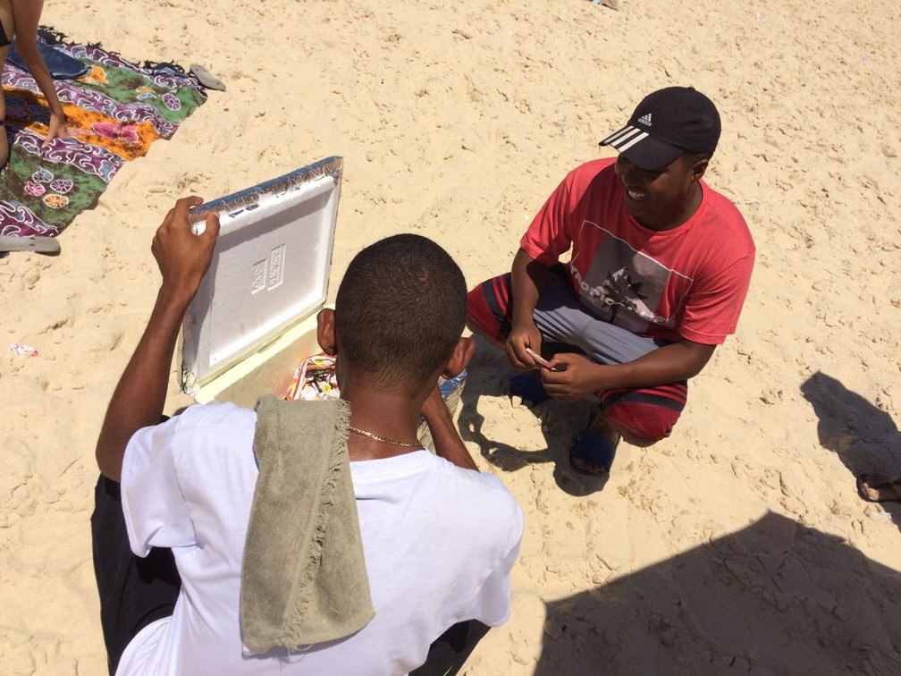 Ambulante do Alemão faz sucesso em Ipanema e na web com sacolé de açaí ...