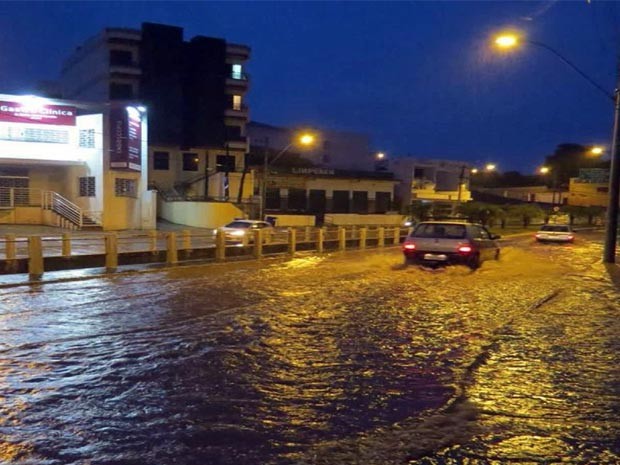 G1 - Chuvas fazem córrego transbordar e atingir imóveis em avenida de ...