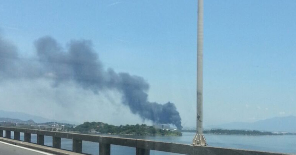 G1 - Incêndio em terreno na Ilha do Governador assusta motoristas ...