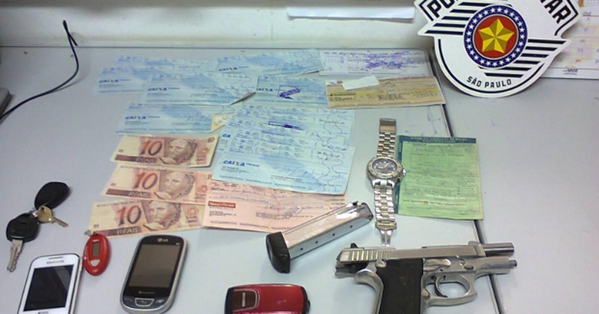 G1 - Dupla é presa por roubo a posto de combustíveis em São Roque, SP ...