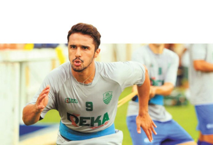 No interior de MG, meia recorda fase no Liverpool: "É outra realidade"