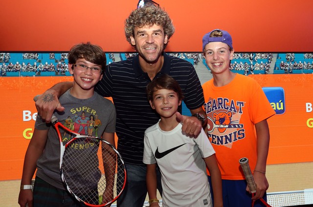 Sexta-feira, Guga vai atender os fãs no estande de um dos ...