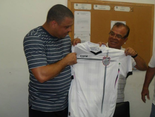 Prestes a dar nome ao estádio do São Cristóvão, Ronaldo visita o clube ...