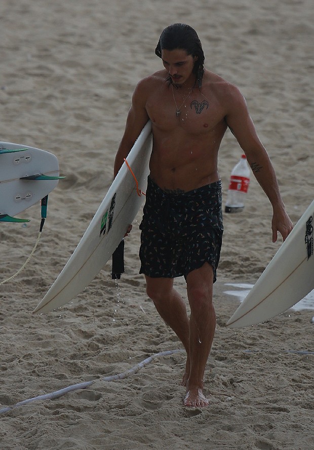 Gato molhado! Rômulo Neto mostra habilidade no surfe - Quem | QUEM News