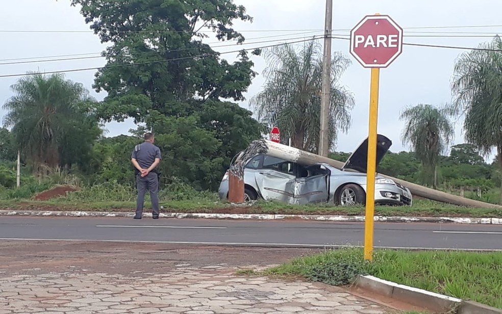 Motorista dorme ao volante, bate carro e derruba poste na Avenida Presidente Vargas, em ...