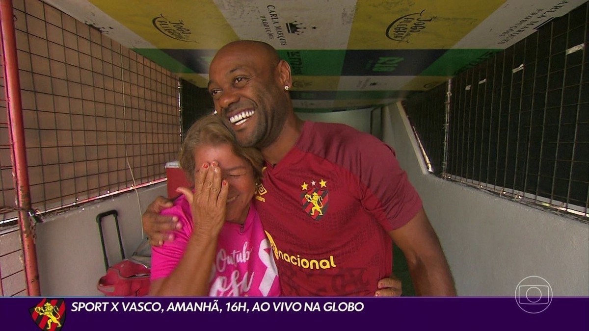 Torcedora do Sport que venceu câncer ganha camisa de ídolo Vagner Love; veja vídeo | sport | ge