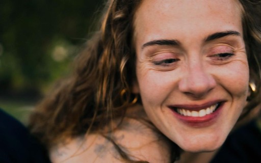 Adele celebra 34 anos com sorrisão na web: "Nunca estive mais feliz"