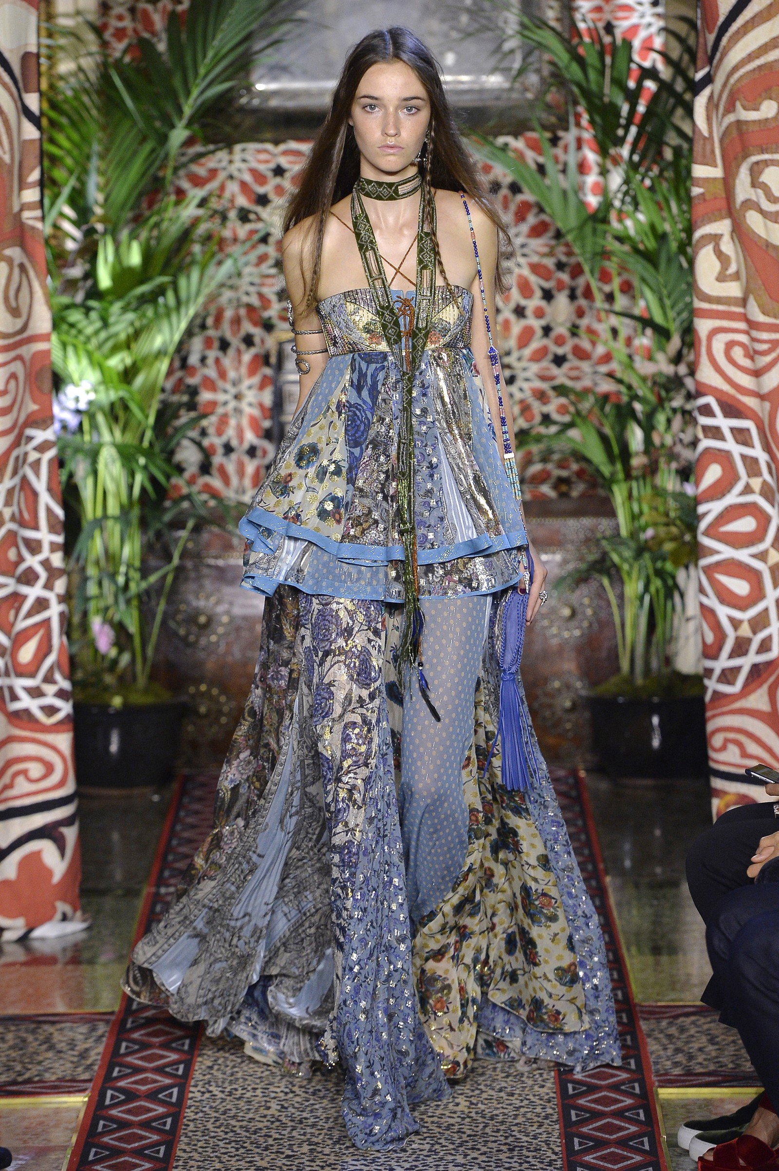 Verão da Cavalli ganha referências 70's, étnicas e aura boho | Desfiles ...