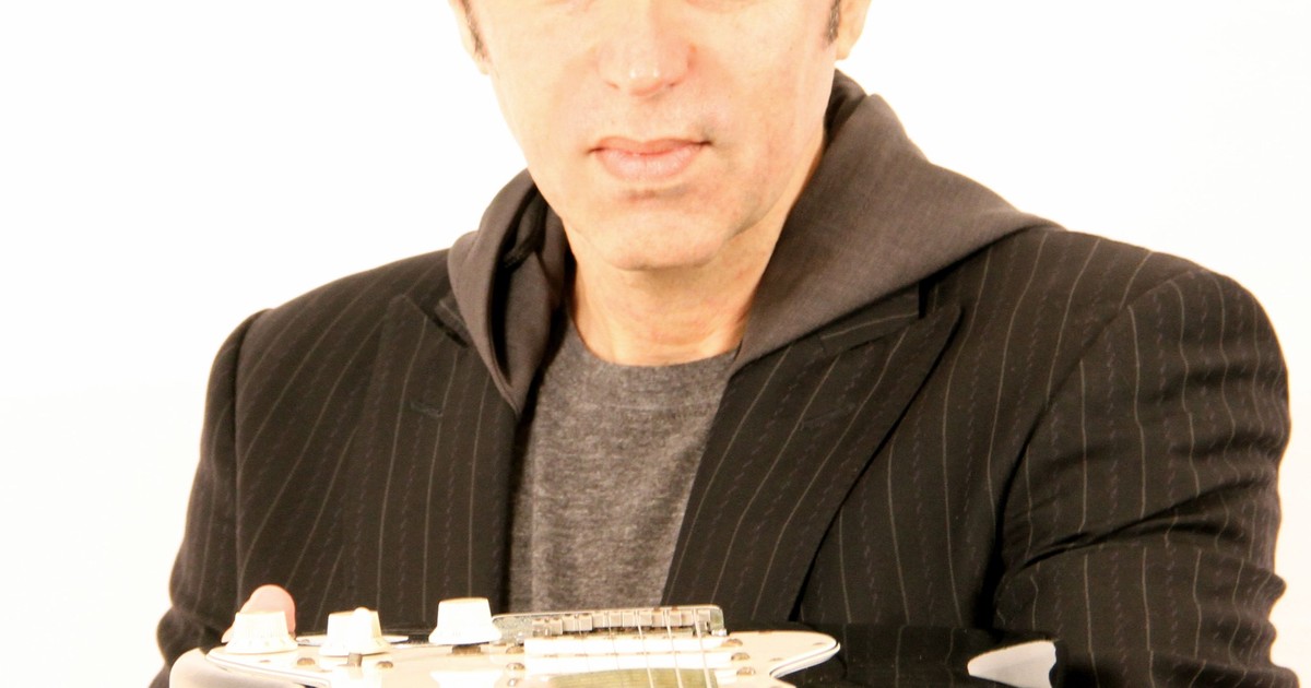 G1 - Cantor Leoni faz apresentação gratuita no 'Curta, Praia ...