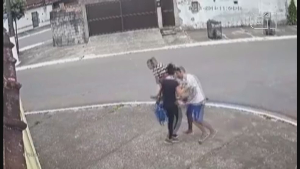 Câmera Flagra Momento Em Que Jovem Tem Celular Roubado Por Dupla De