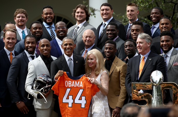 Obama recebe campeões da NFL e brinca ao ganhar capacete de presente