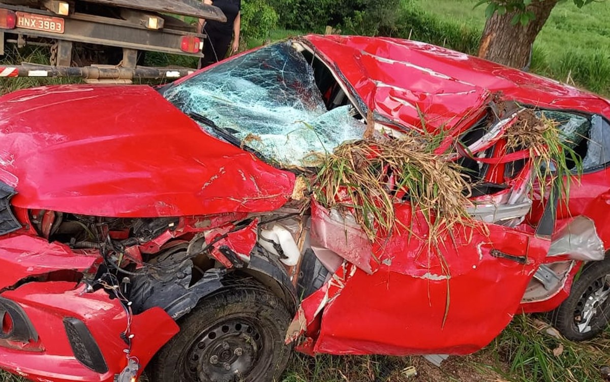 Militar do Exército fica gravemente ferido após perder controle e bater carro em árvore na MG ...