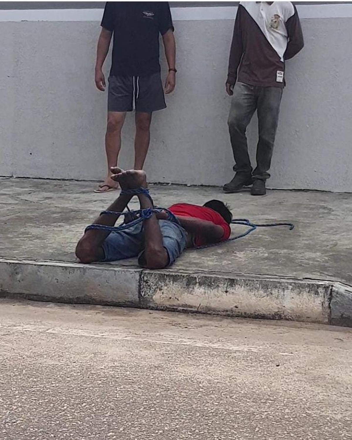 Homem Invade Casa Para Furtar Fios Elétricos E Acaba Amarrado Com