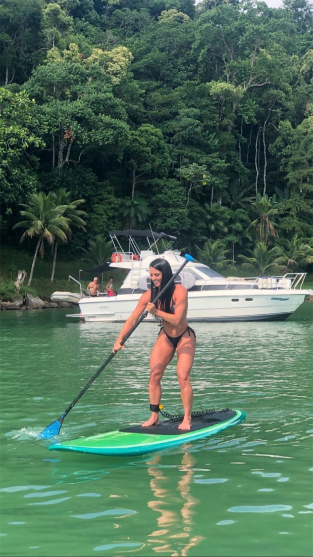 Graciele Lacerda se aventura com prancha stand up paddle em Angra dos ... Graciele Lacerda se aventura com prancha stand up paddle em Angra dos ...