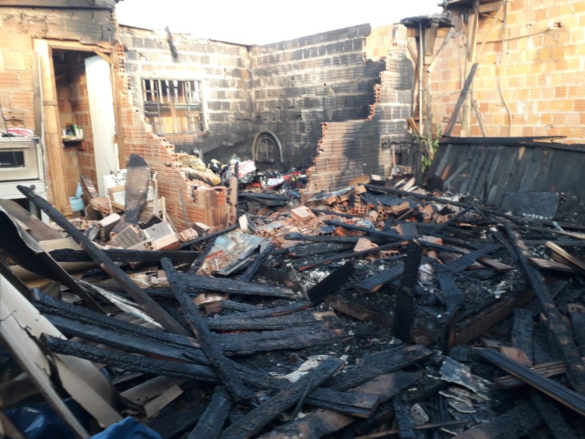 Homem fica com 75% do corpo queimado após incendiar a própria casa, em ...