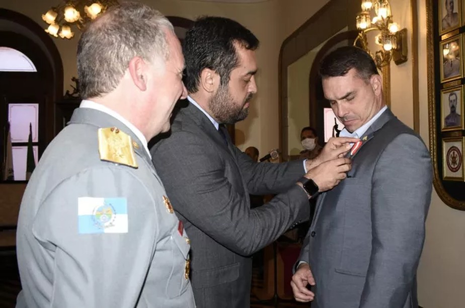 A reunião de Flávio Bolsonaro e Cláudio Castro no Palácio Guanabara