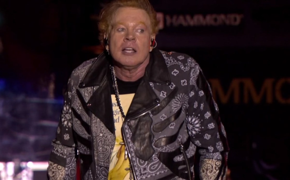 Axl Rose promete não lançar mais microfones para a plateia após atingir ...