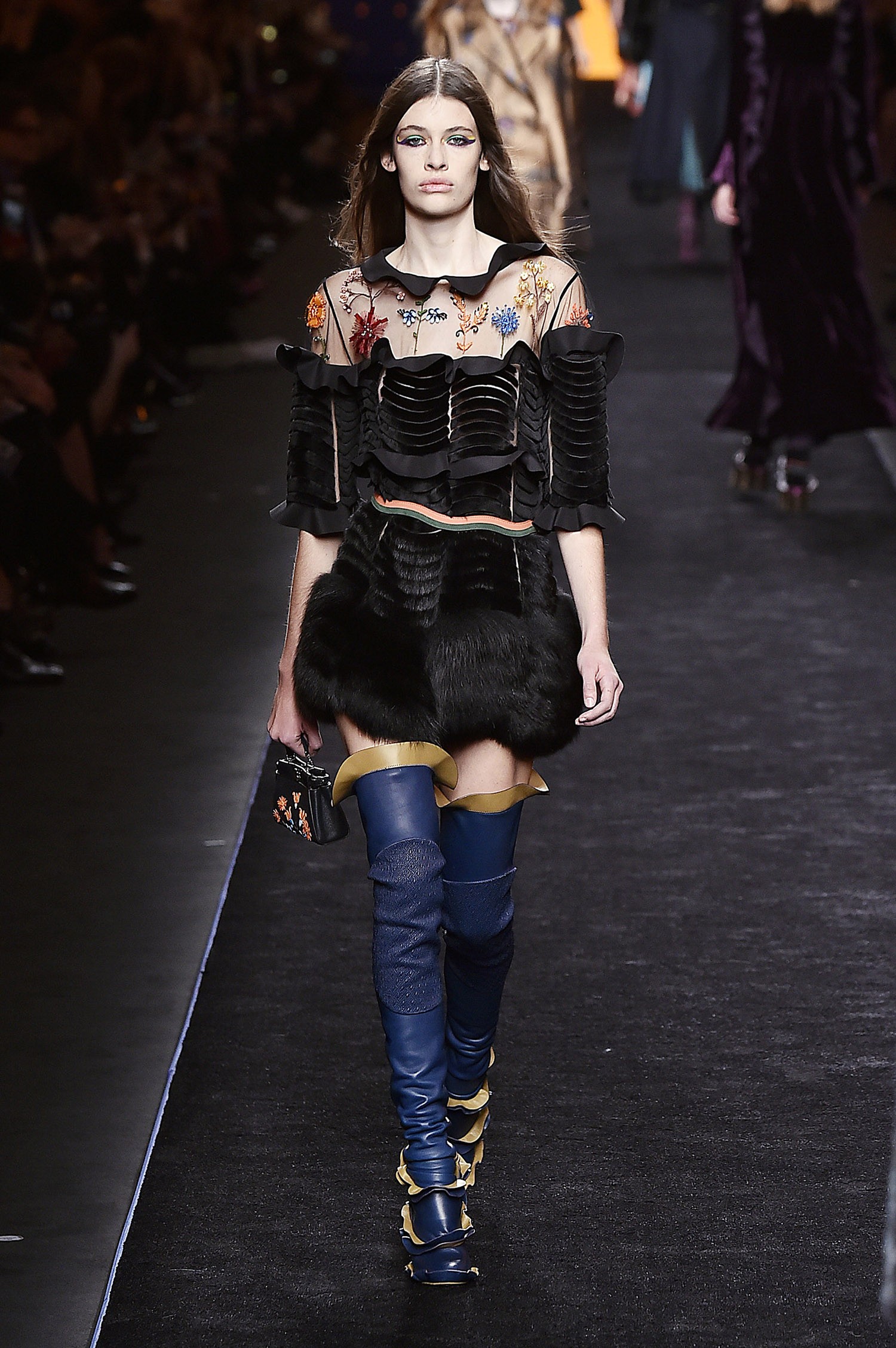 O inverno turquesa da Fendi em Milão | Desfiles | Vogue