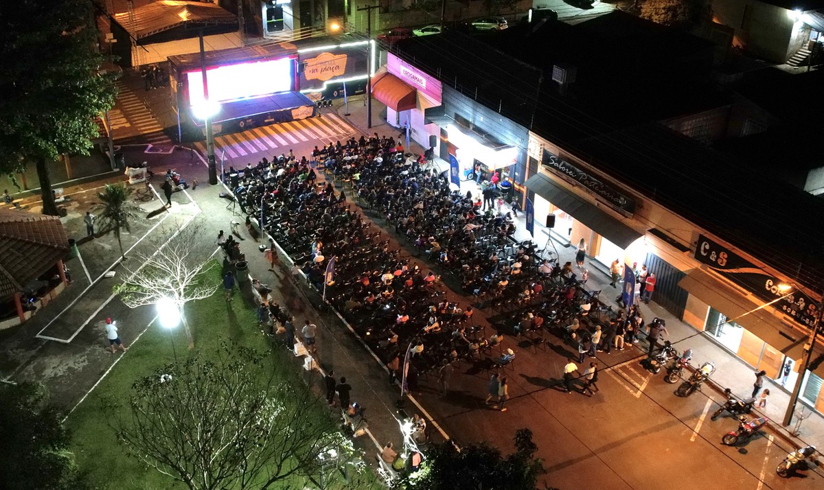 'Cinema na Praça' promove exibições de filmes em mais de 50 cidades do ...